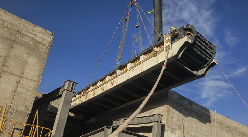 Mining Apron Feeders - Zhenyuan Crusher, Teeth Roller Crusher,Coal ...